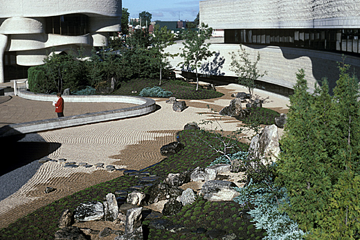 Civilization.ca - Architectural Tour - Exterior Features and Landscaping